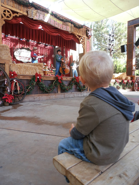 Jingle Jangle Jamboree - Disneyland holiday fun for the entire family ...
